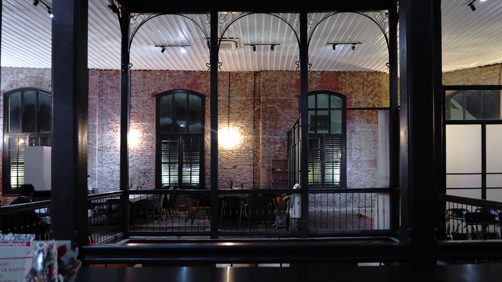 SPIEGEL BAR & BISTRO : Western Atmosphere Bar - ELIZABETHANNAH