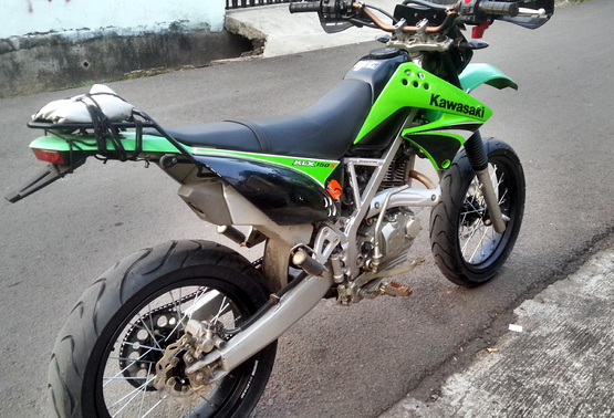 Modifikasi Kawasaki KLX 150 Dengan Aksesoris Racing Terbaru - Yotomotif