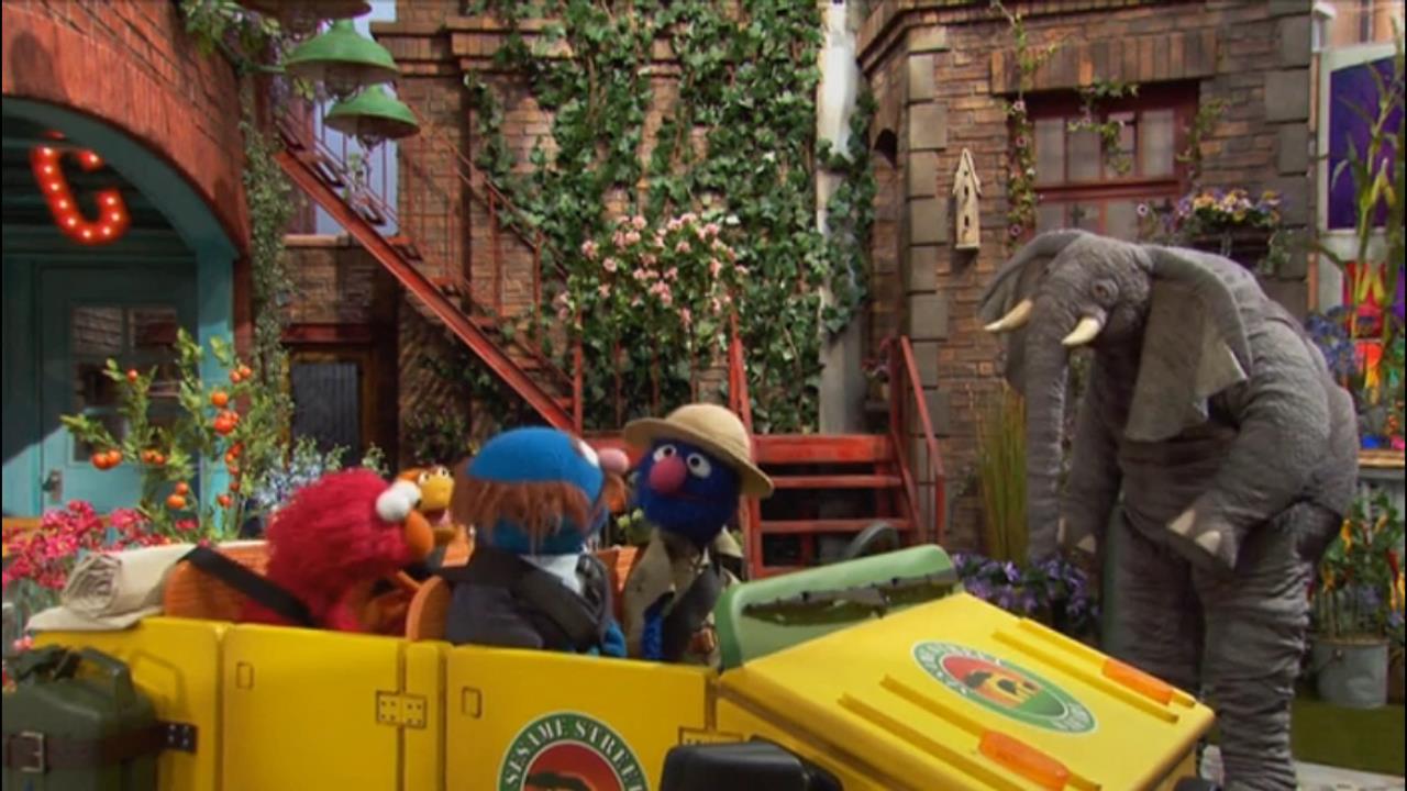 Sesame Street Elmo Loves Animals