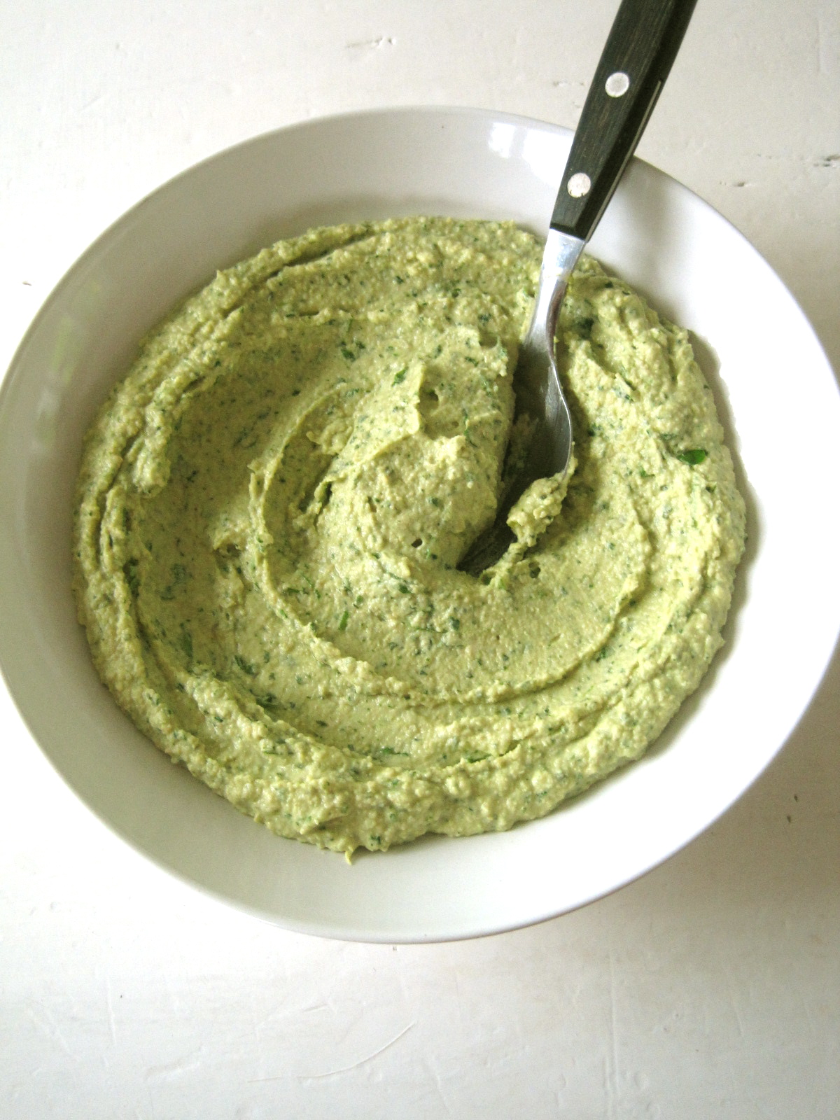 Hummus (hamos, houmous, hommos, hommus, hummos ou hummous) de Espinafre