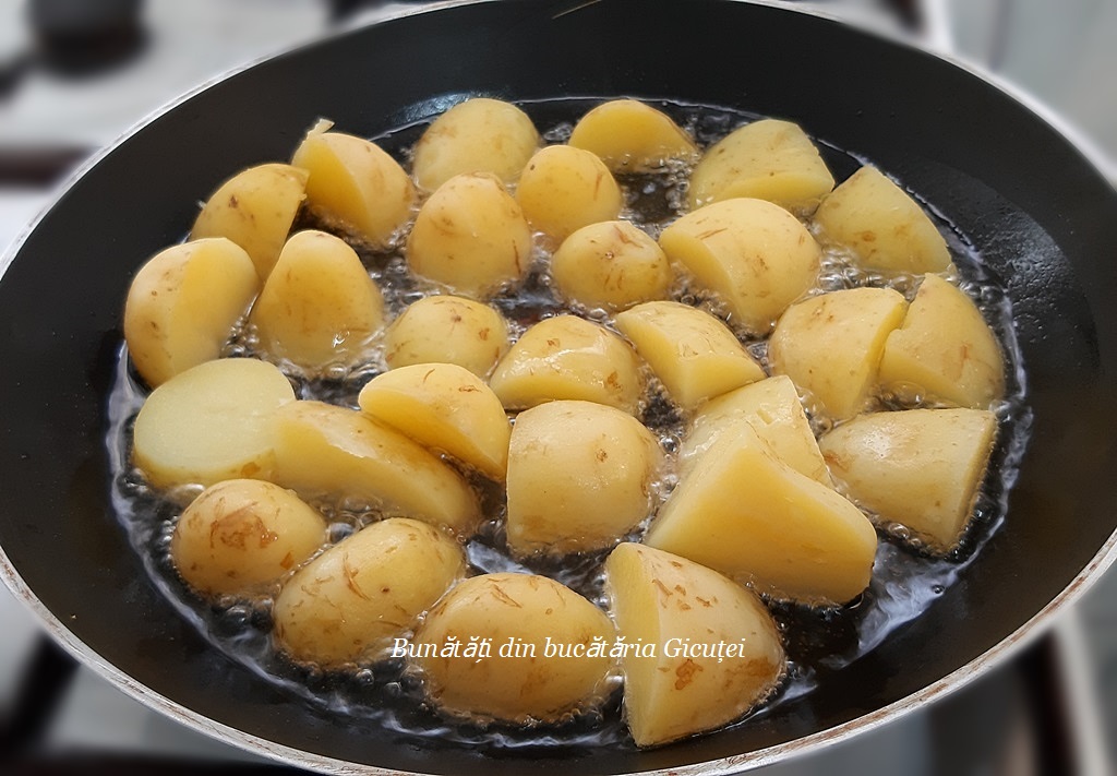 Cartofi noi fierti si prajiti cu sos de usturoi verde si iaurt ...