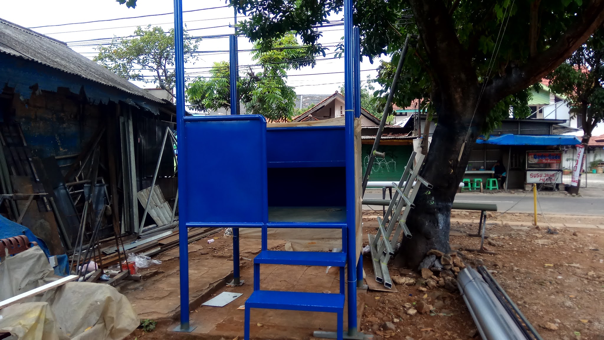 Pos Besi Model Panggung - Pos Pantau Besi Pesanan DPSI di Semper ...