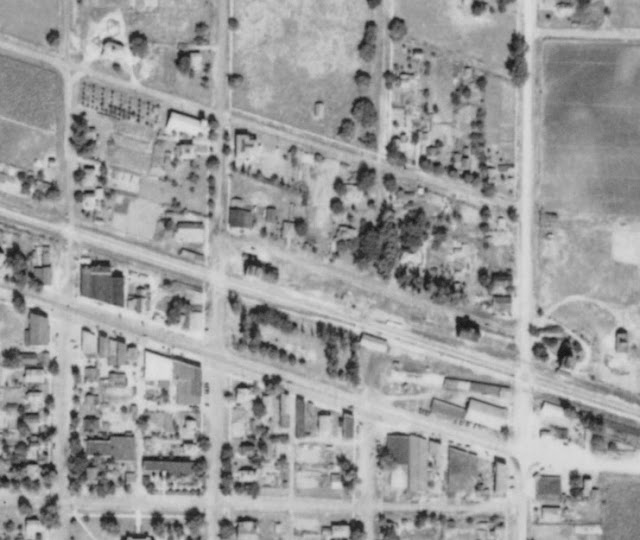 Towns and Nature: Annawan, IL: Rock Island Depot and Grain Elevators