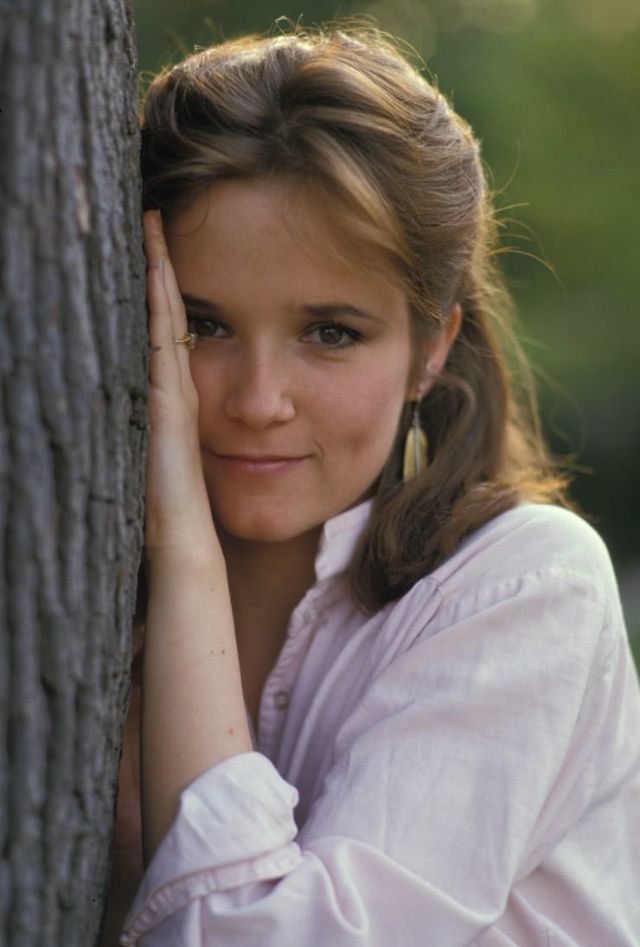 30 Gorgeous Portrait Photos of a Young Lea Thompson in the 1980s ...