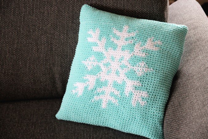 Winniearthe: Inspiration: Christmas snowflake cushion