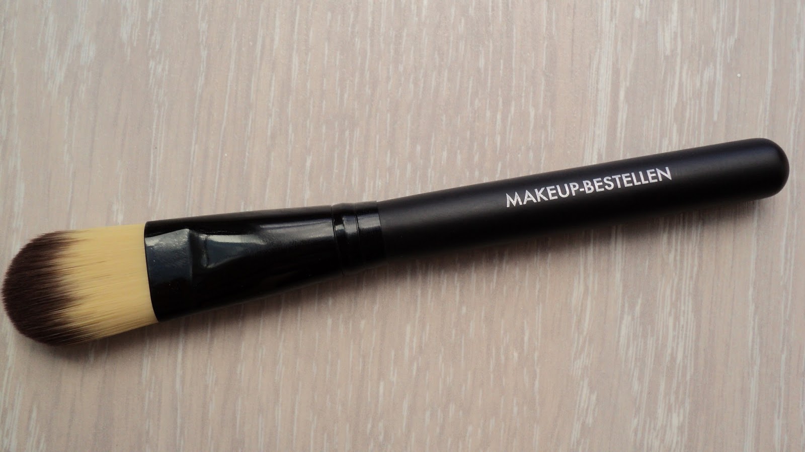 The Make Up Hotspot: Foundation kwast van makeup-bestellen +bourjois ...