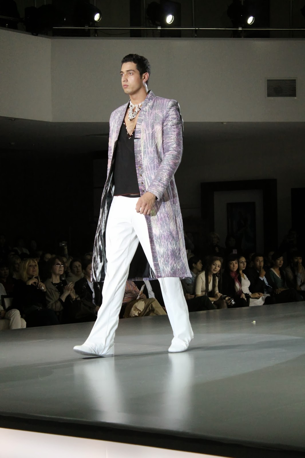 Style.UZ National Dress Festival. Uzbek khan Atlas and Adras