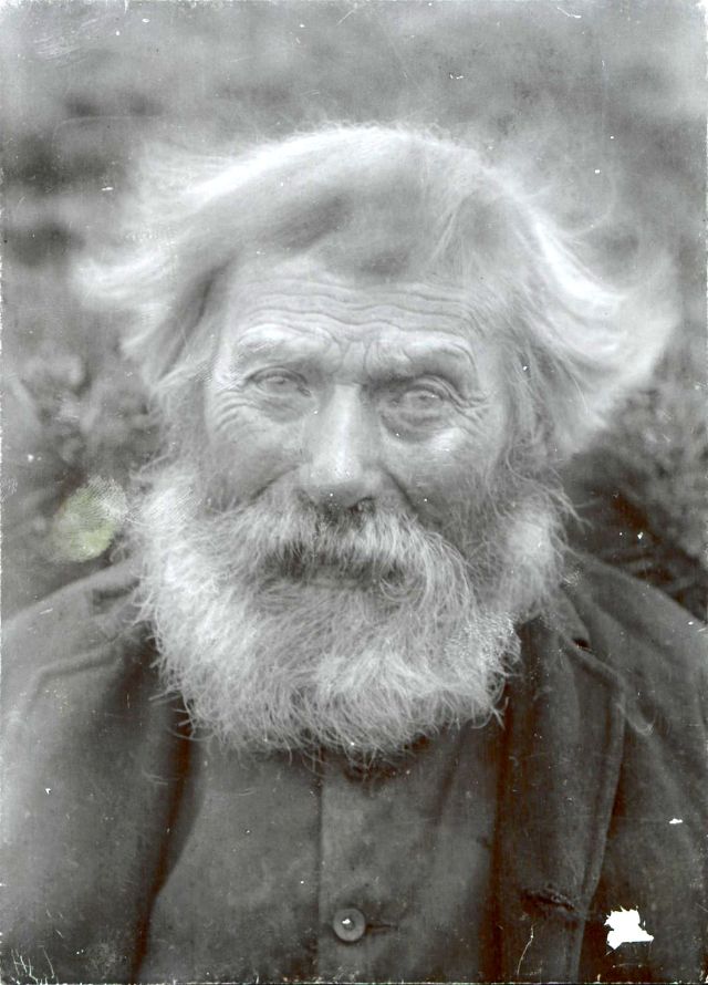 Rarely-Seen Portrait Photos of Icelandic People in the Late 19th and ...