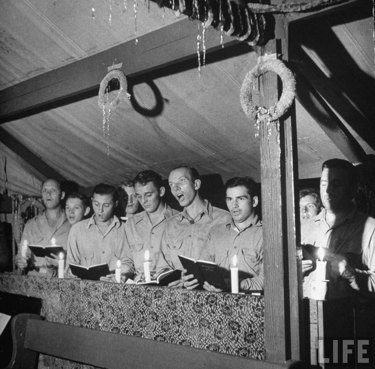 28 Incredible Vintage Photographs of Troops Celebrating the Holidays ...