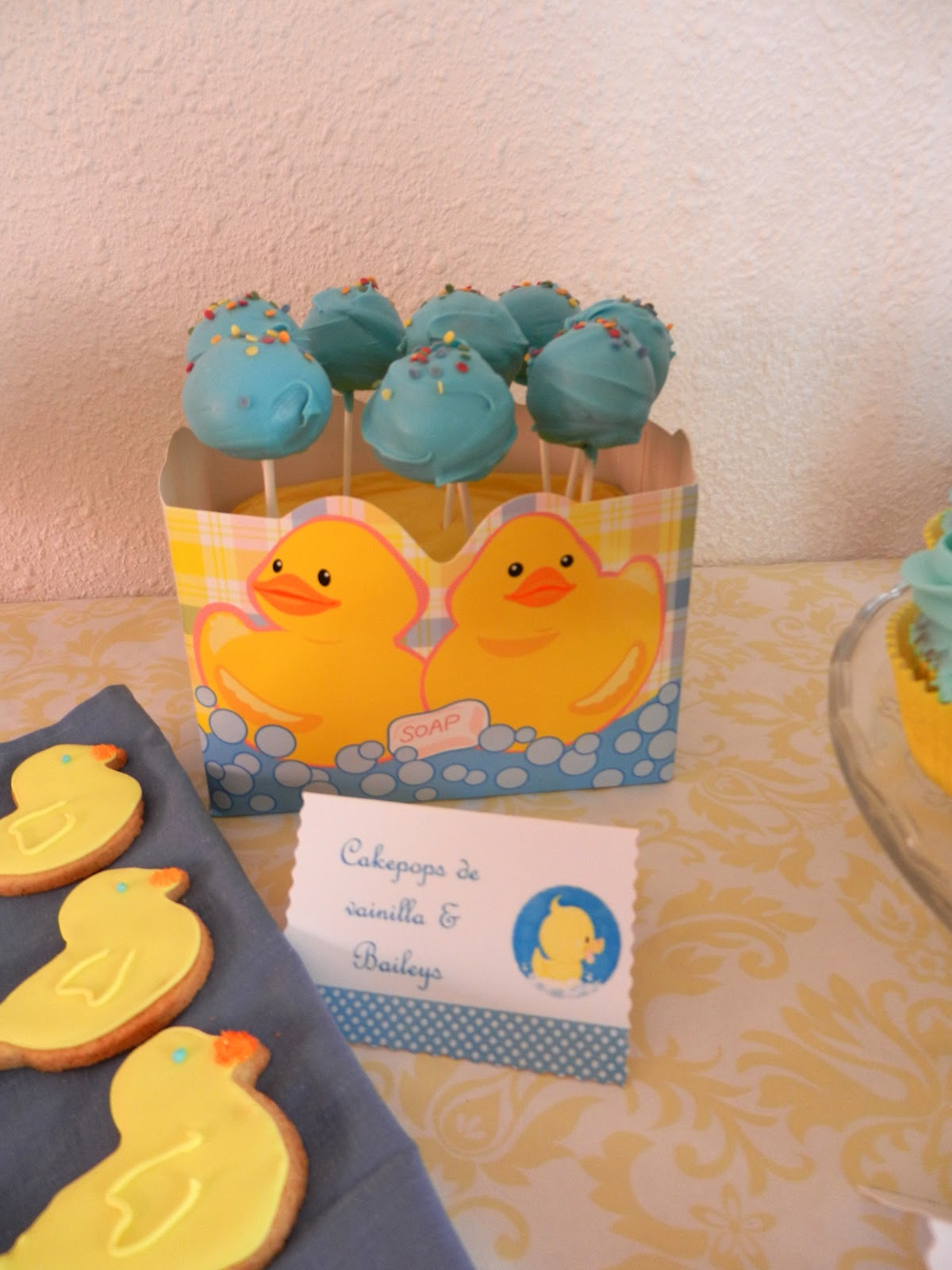 Los Dulces de Victoria: Rubber Ducky Sweet Table: Roberto Cumple 2 Añitos