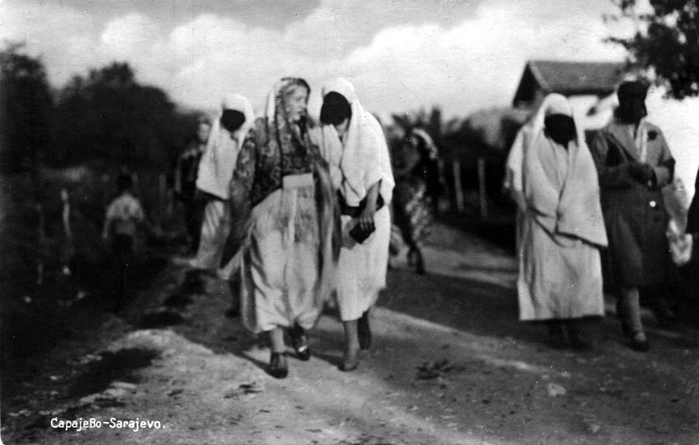 25 Eerie Vintage Photographs Capture Muslim Women Wearing Dark Face ...