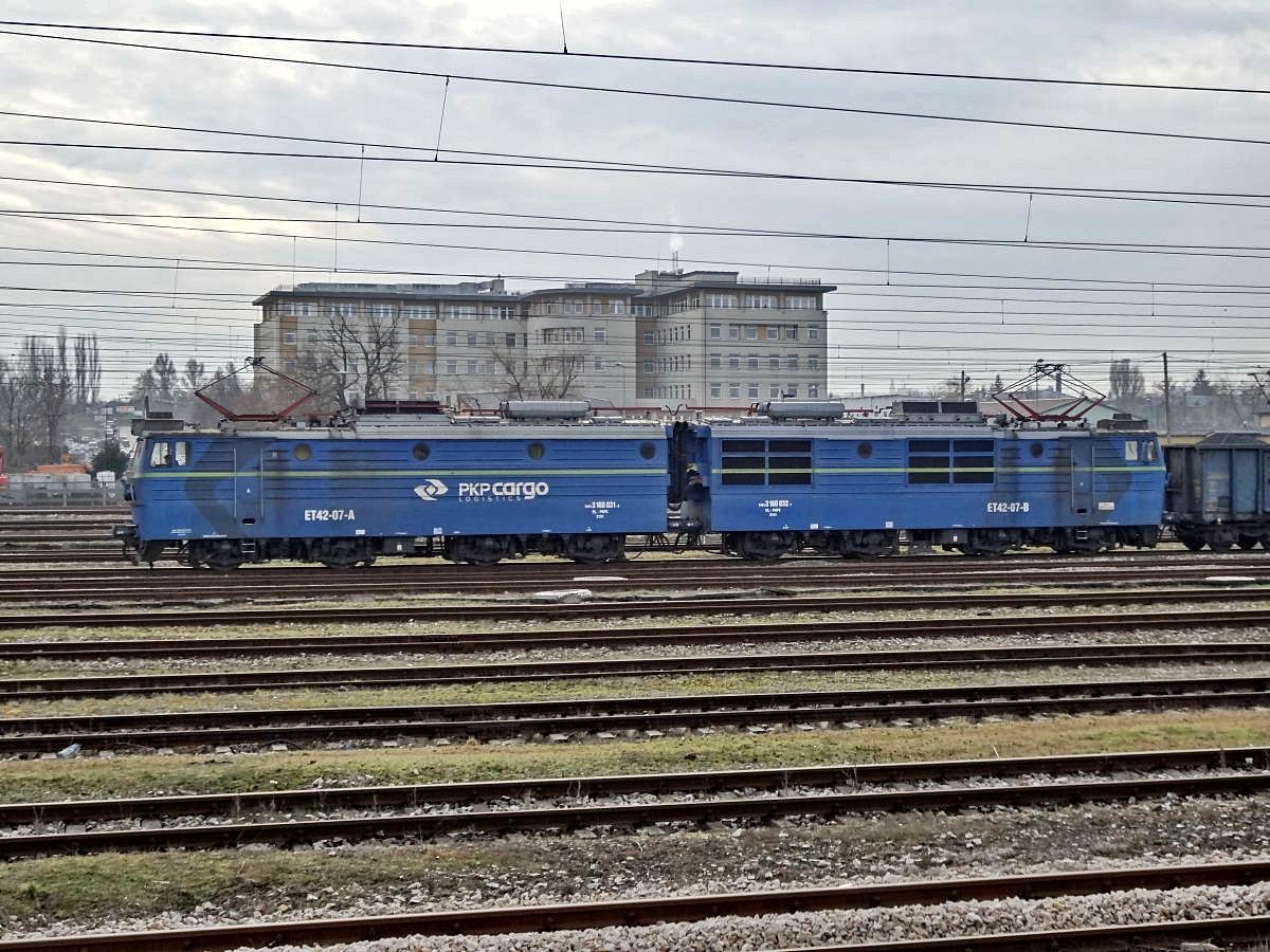 ET42-007 czyli ET42-07 na pustej stacji Kielce Herbskie | Kolejowe Kielce