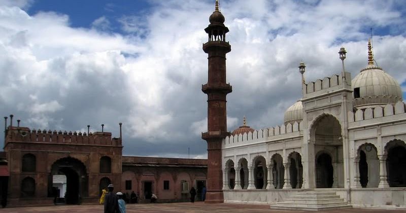 Strikingly beautiful Moti Masjid, Bhopal
