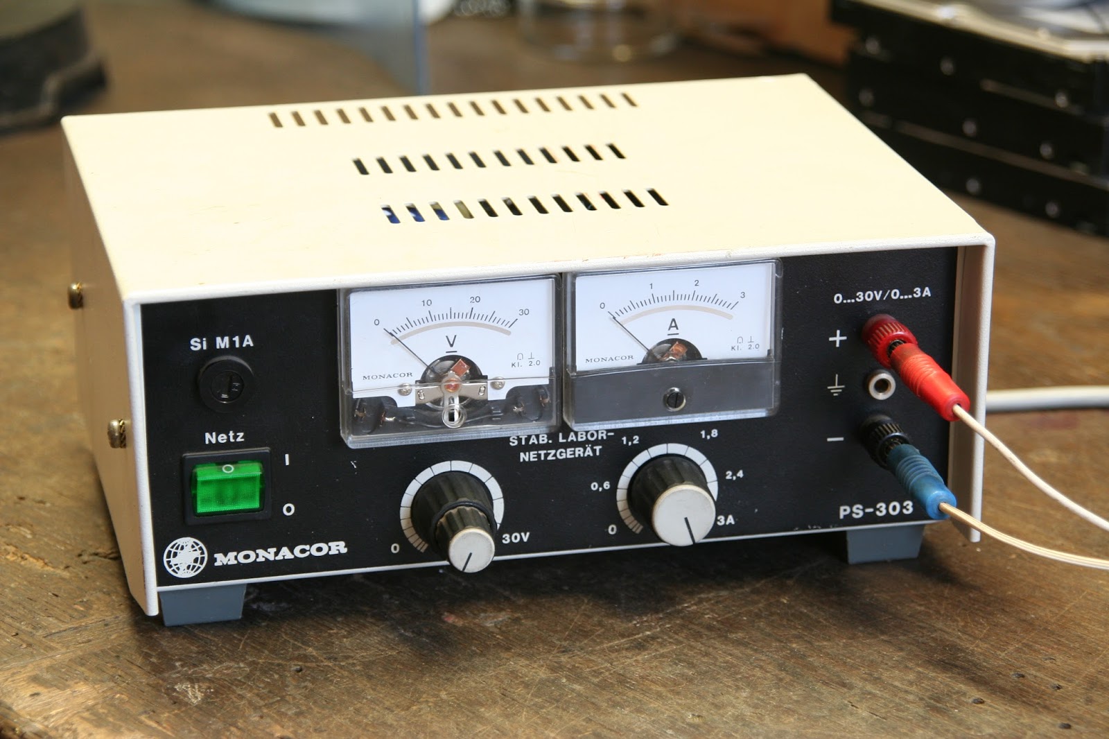 Pauls Werkstatt: Reparatur: Monacor PS-303 Labornetzteil (0-30V, 0-3A)