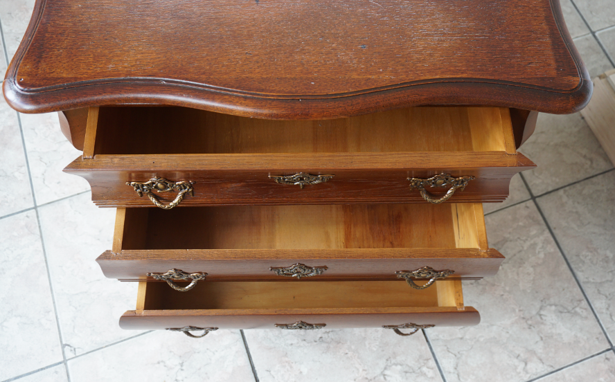 Modern Antyki: [8566] Mała szafka z szufladami