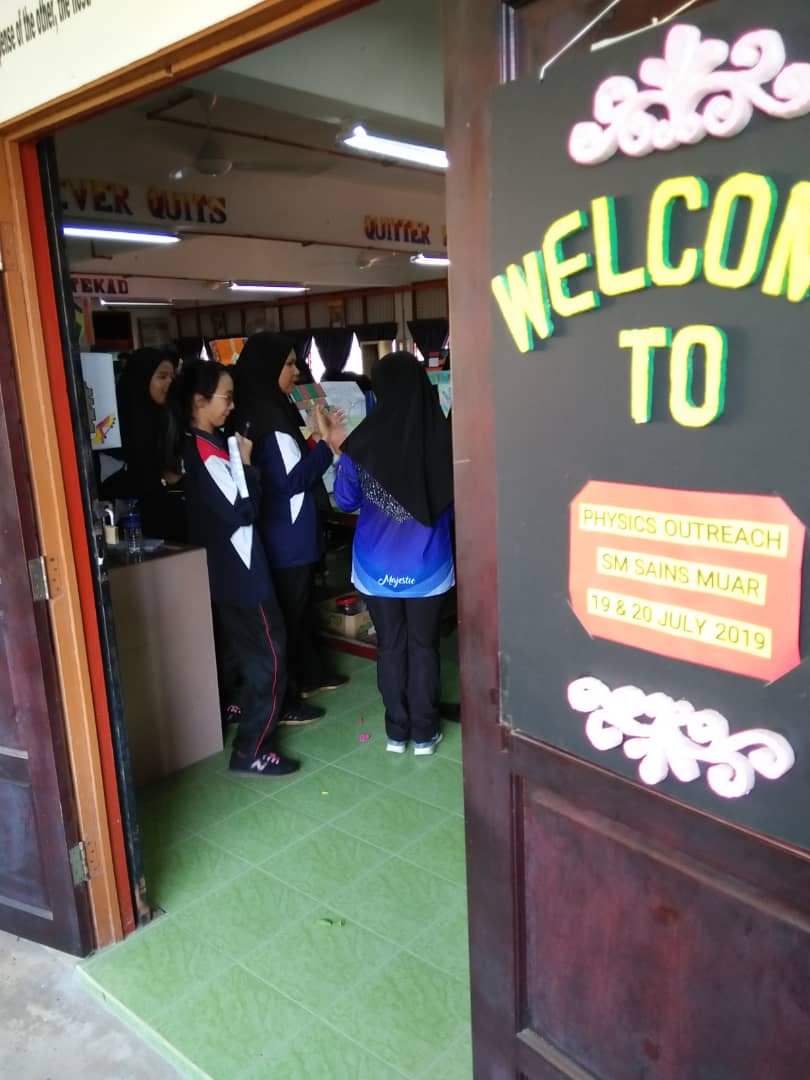 SMK SAGIL TANGKAK, JOHOR: PHYSICS OUTREACH SAINS MUAR 2019