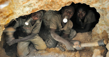 lo spettacolo dell'emozione: il costo umano di uno smartphone