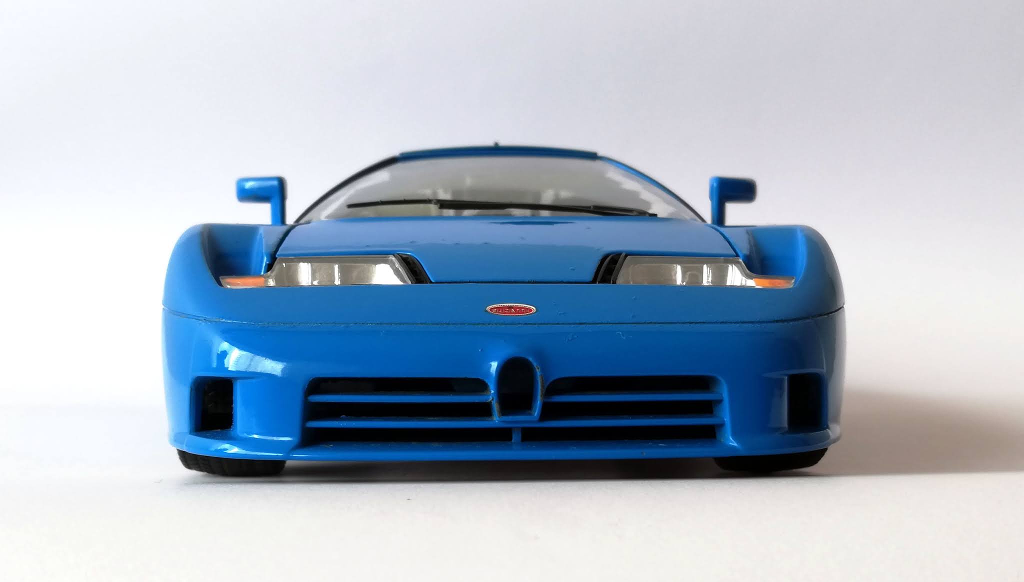 PASIÓN A ESCALA: En detalle: Bugatti EB110 escala 1/18 (Bburago)