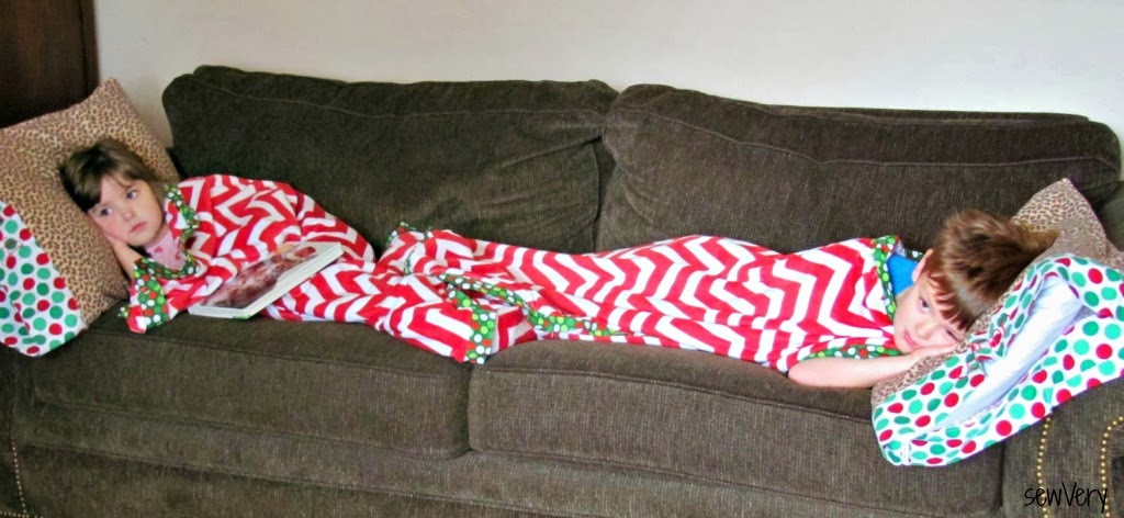 sewVery: Cuddle Pocket Blanket Tutorial