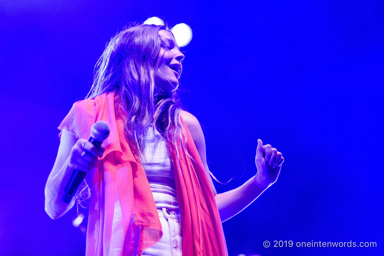 one in ten words: Maggie Rogers at Echo Beach - Concert Photos