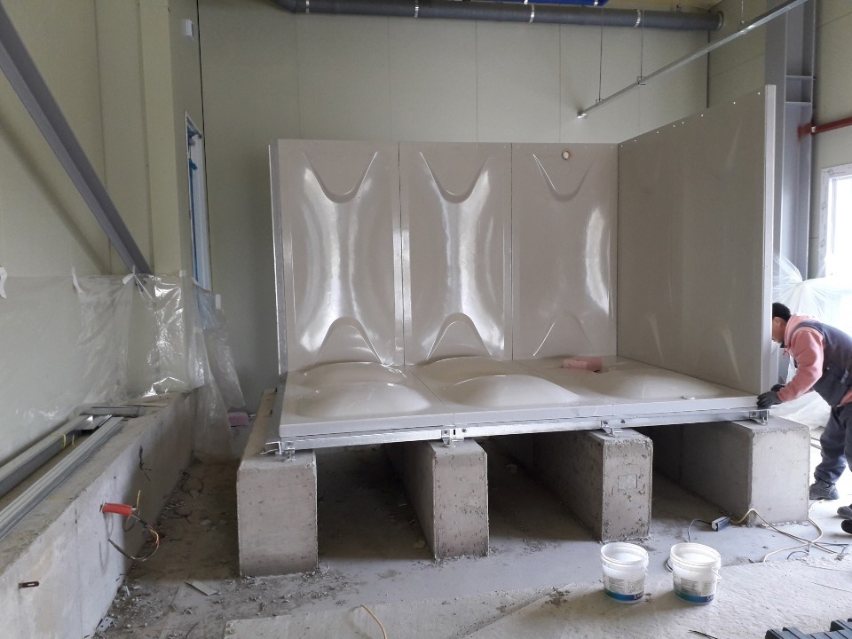 Assembly of side panel block