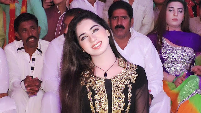 Mehak Malik - Why Mehak Malik is so Popular in Pakistan - Hamaqatein