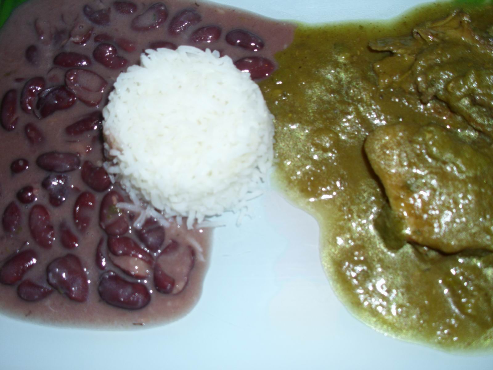 Colombo de coq, riz et haricots rouges.