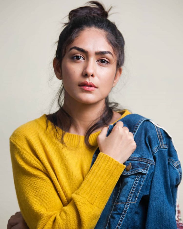 Mrunal Thakur Instagram, Age, Family, Boyfriend, husband Biography & More