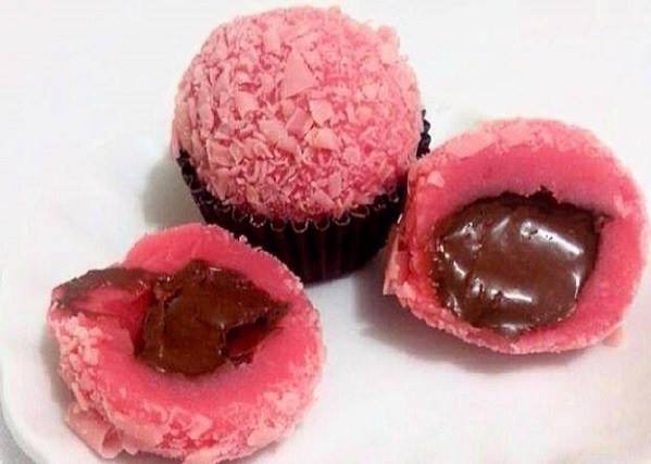 Receita de Brigadeiro Gourmet de Morango - Doces Com Amor