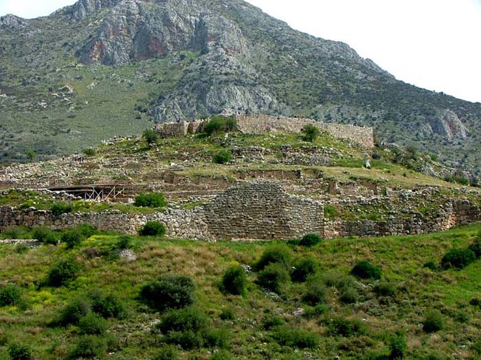 τα μνημεια της ακροπολης της αθηνας και των μυκηνων σε σχεση με το ...