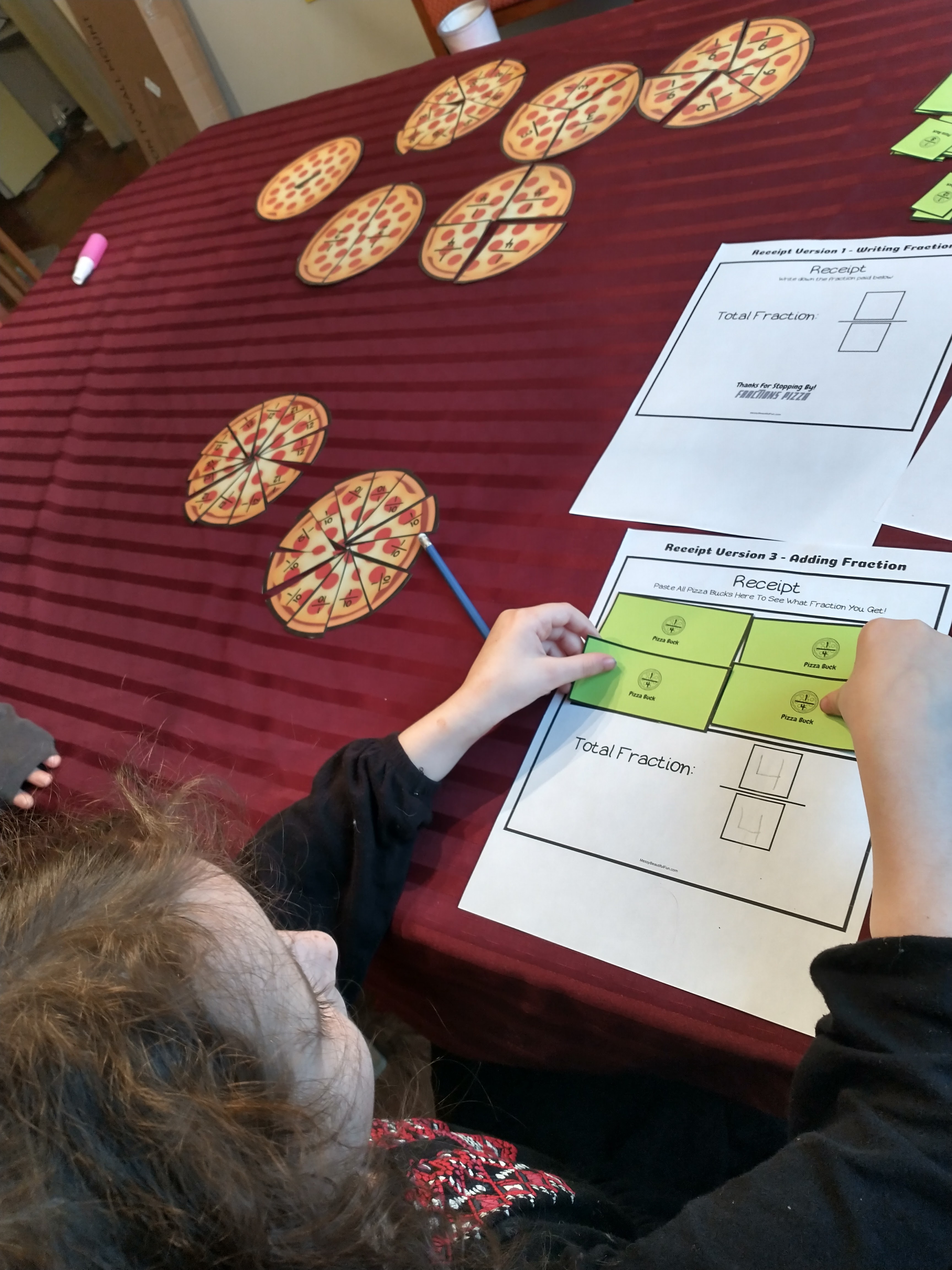Messy, Beautiful, Fun: Fractions Pizza Parlor A fun Way To Teach Fractions!