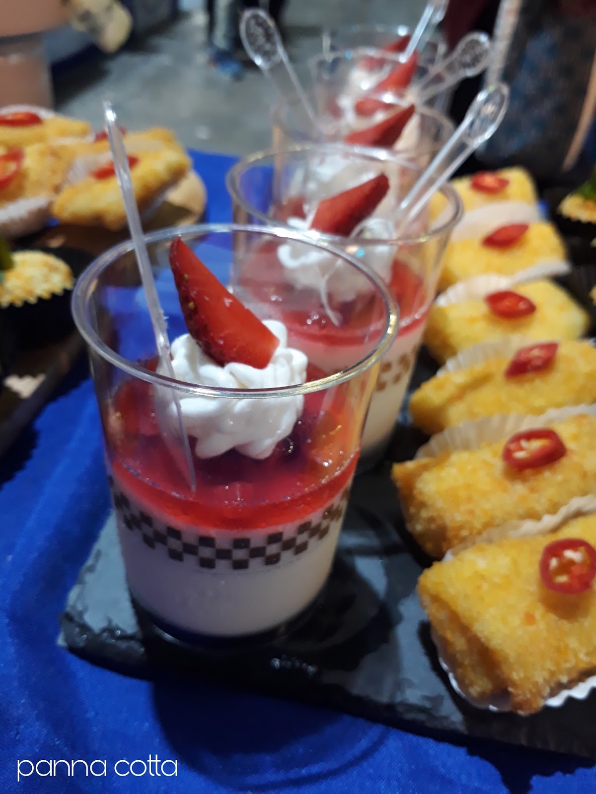 Upside Down Hanging Wayang Wedding Cake, Karya Unik Mahasiswa Akpar ...