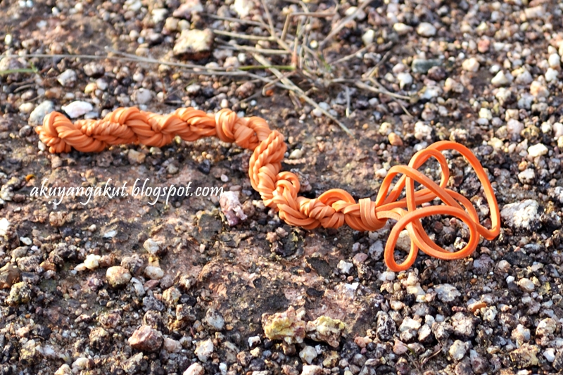 akuyangakut.blogspot : Permainan Tradisional: Lawan Lastik Getah