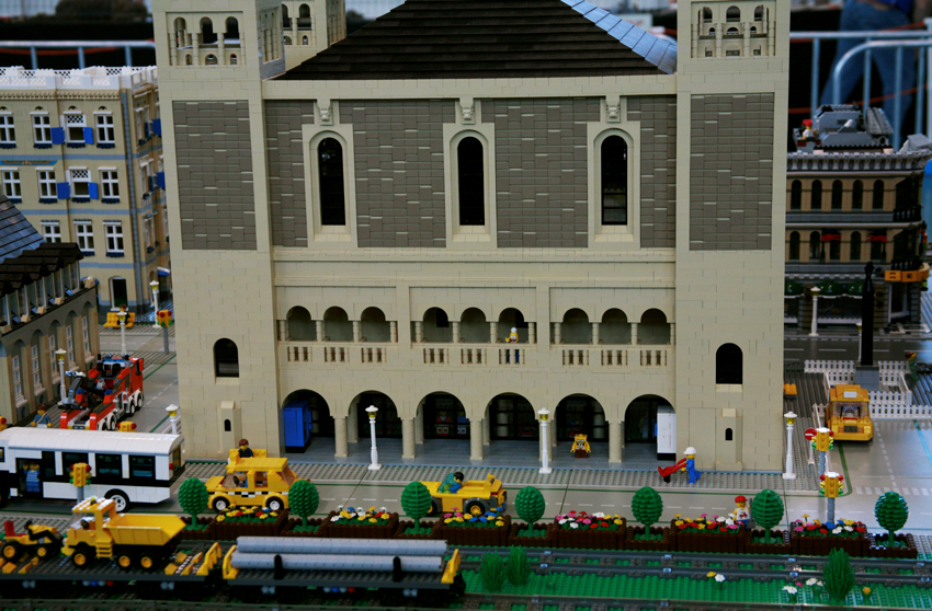 Fruitless Pursuits: Report: Giant Lego Fan Display!