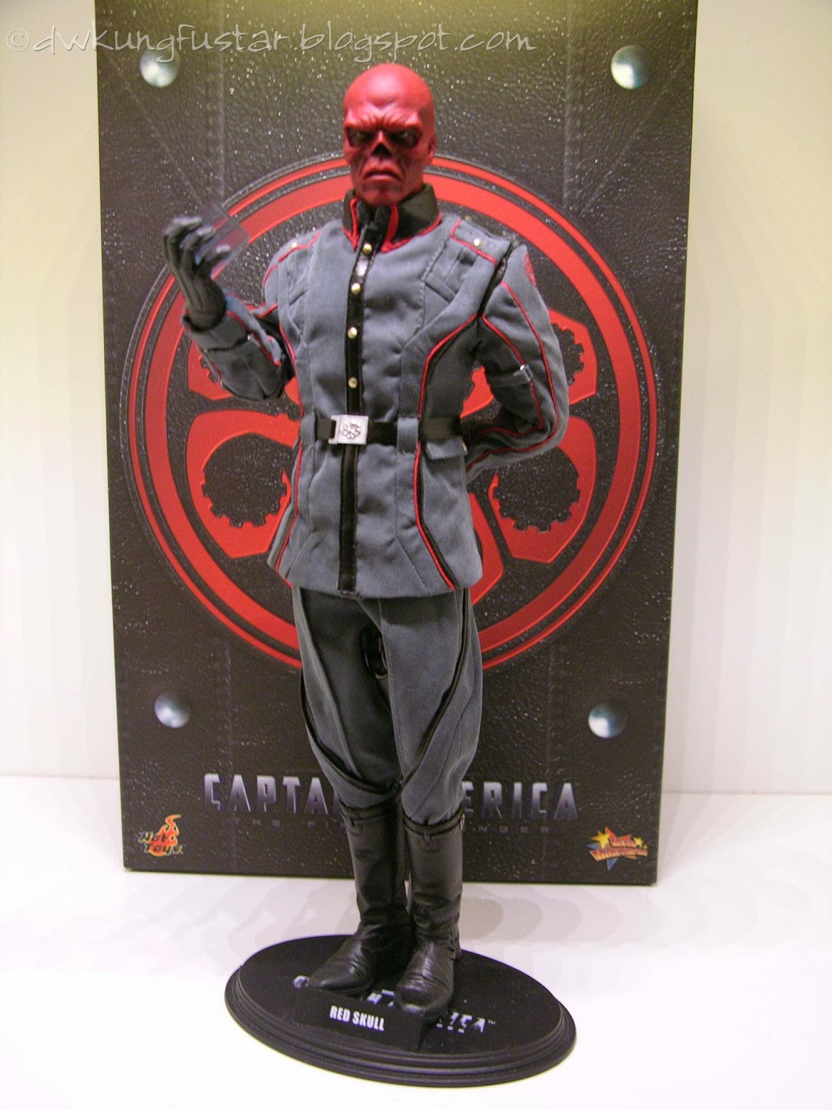 The Fire Rises as The Force Awakens: Hot Toys - Red Skull - Un-Boxing ...