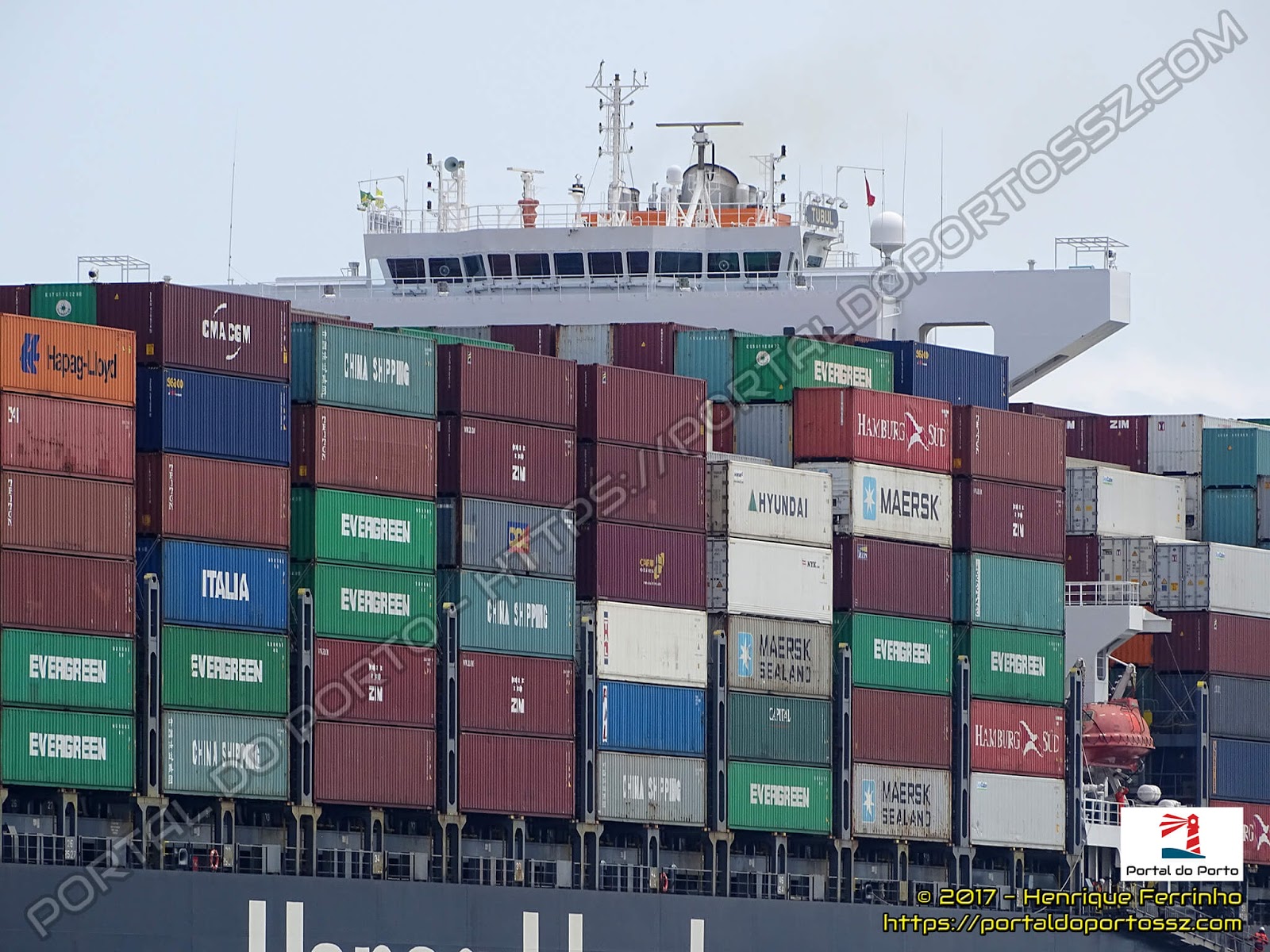 Tubul com as cores da Hapag-Lloyd - Portal do Porto