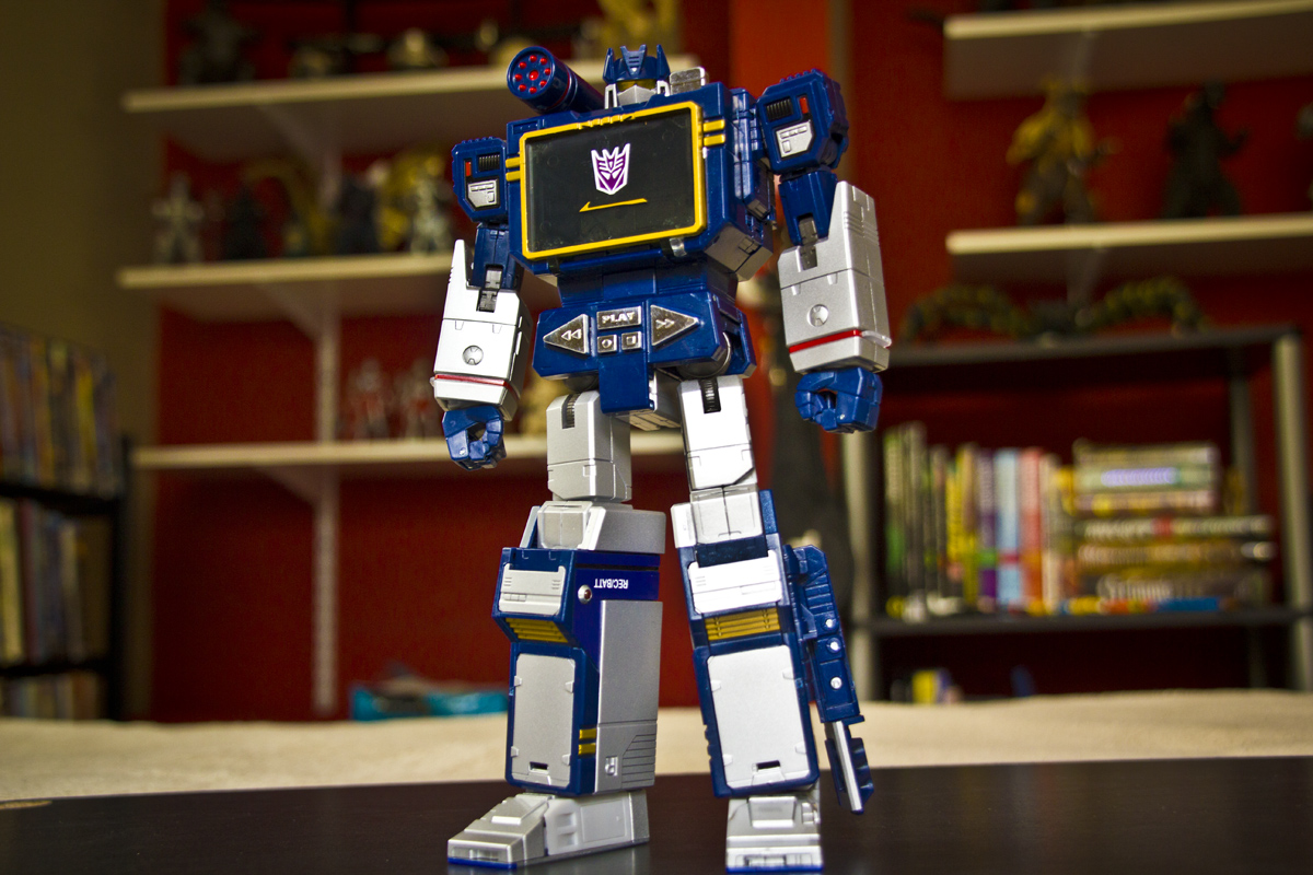 The Kaiju Planet: Figure Review: Hasbro Transformers Masterpiece Soundwave