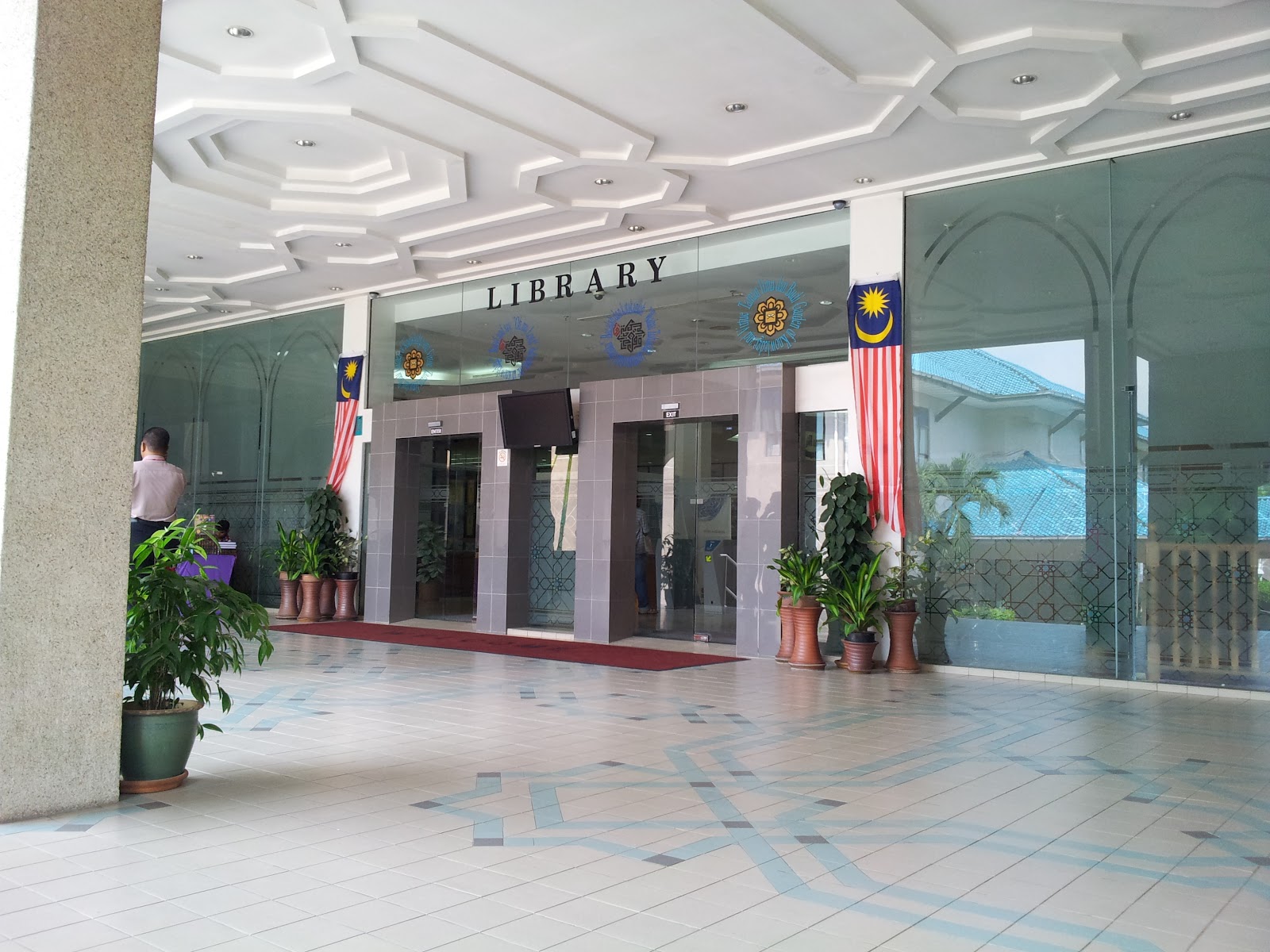 nukilan hamba Allah: tentang library uia gombak