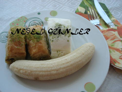 NEŞELİ MUTFAK: İKRAMLIK DONDURMA-TATLI-MUZ SUNUMU