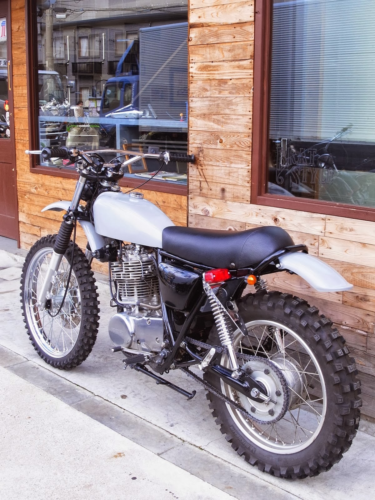Rising Jack Kustoms: Yamaha SR400 VMX – Bratstyle