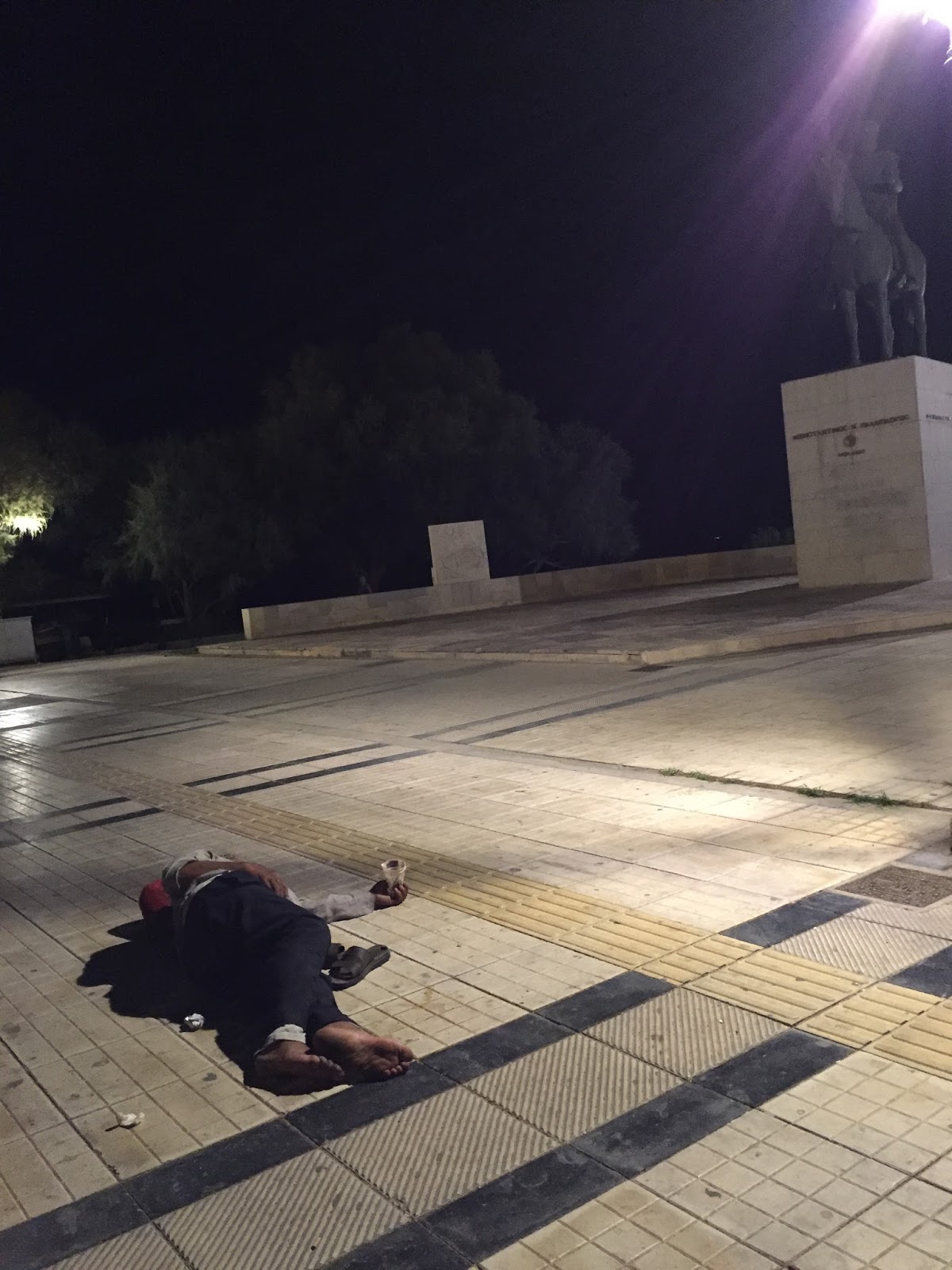Faliro Press News: Γέμισε επαίτες η παραλία Παλαιού Φαλήρου!
