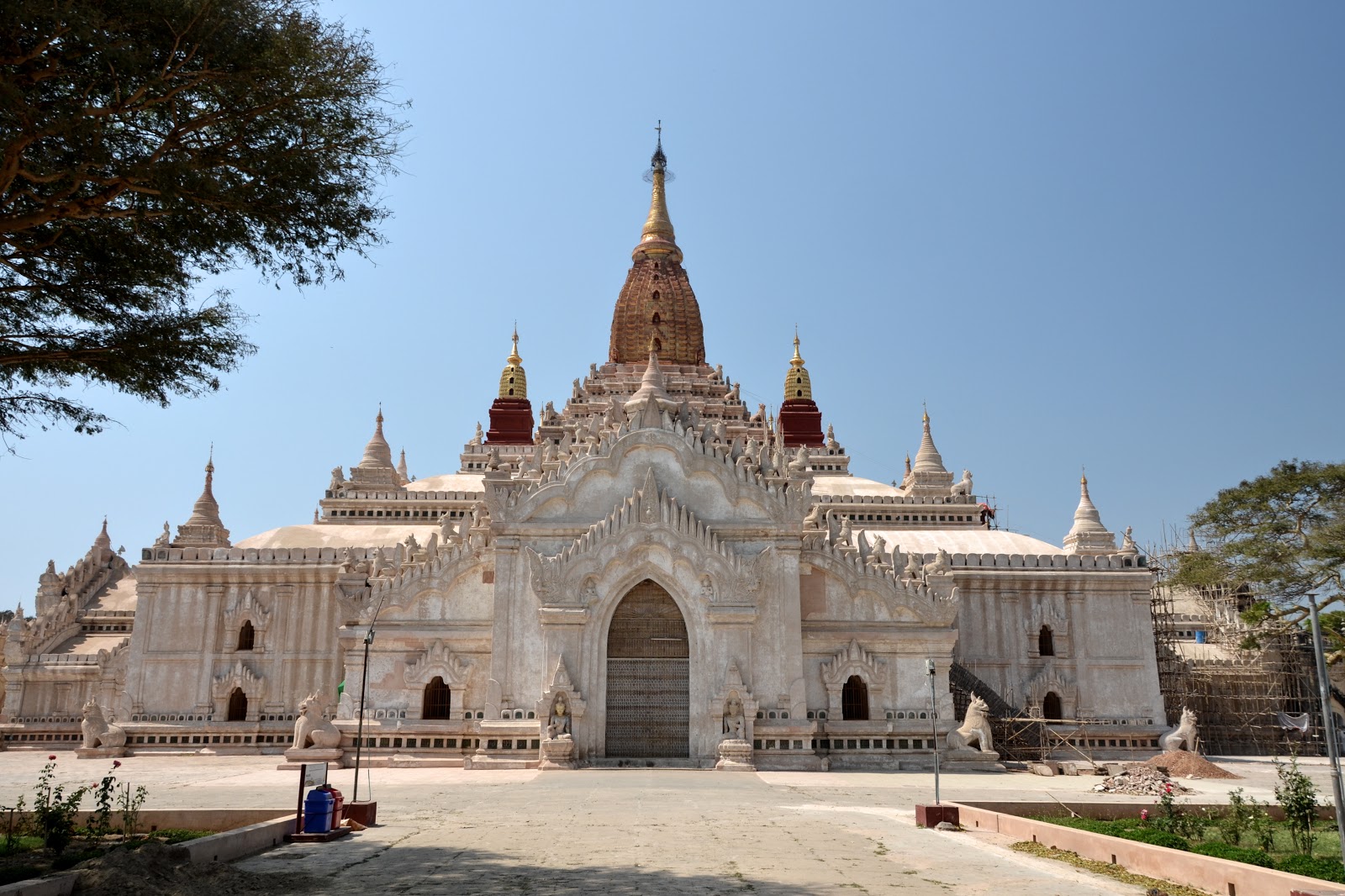 Suitcase and World: In Honor of Buddha's Faithful Attendant. Ananda Temple.