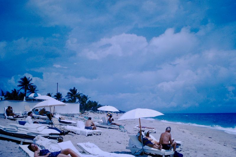 30 Found Photos of People at Beaches in the 1950s and ’60s ~ Vintage ...