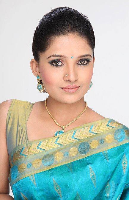 Vani Bhojan Facts, Age, Wiki, Biography, Height, Weight, Affairs, Net ...