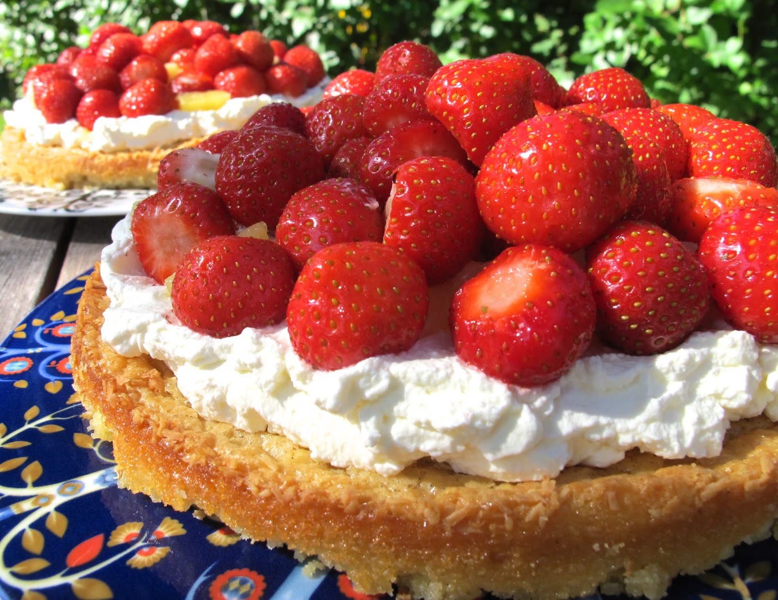 Baka baka liten kaka: Vit chokladkladdkaka med grädde och bär
