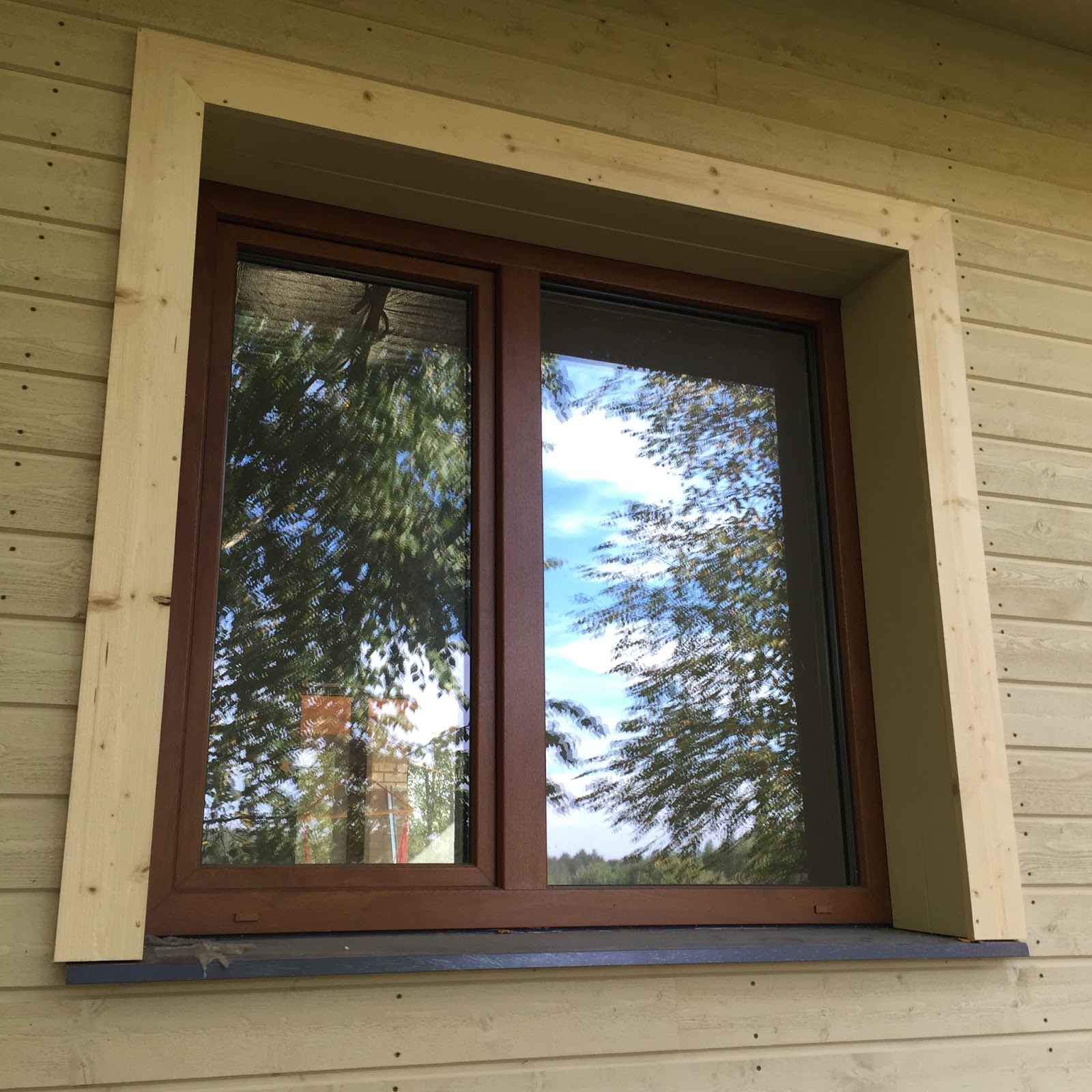 Medinio fasado užbaigimai: apvadai, kampai ir kaminas terasoje