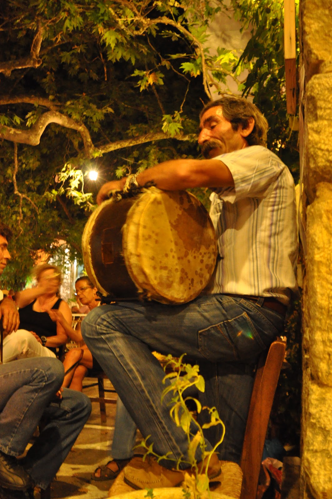giorgosbourolias: με τσαμπουνα και τουμπακι στο φιλωτι (ναξος)
