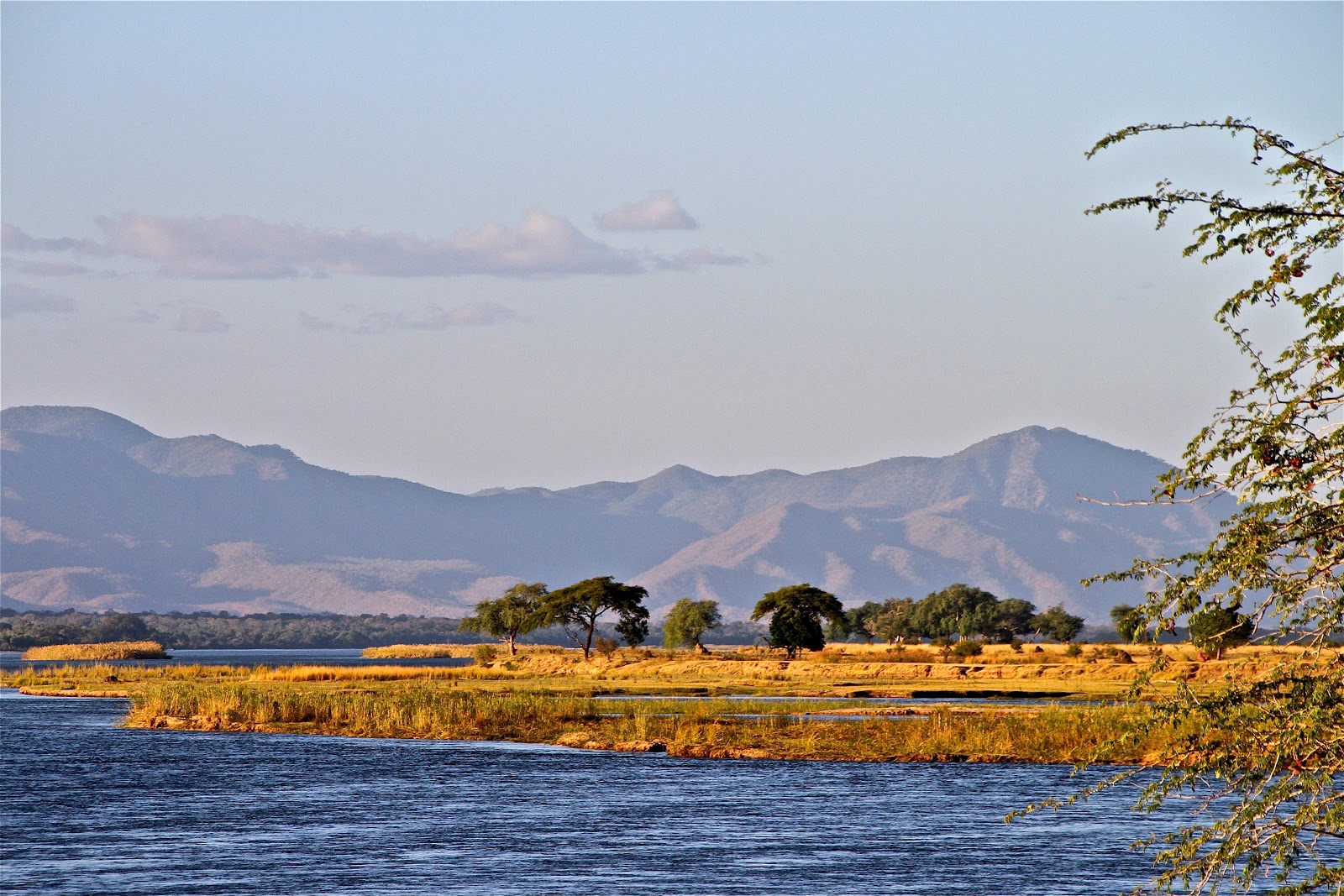 A Breath of Fresh Air: Zimbabwe - Land and Skyscapes................