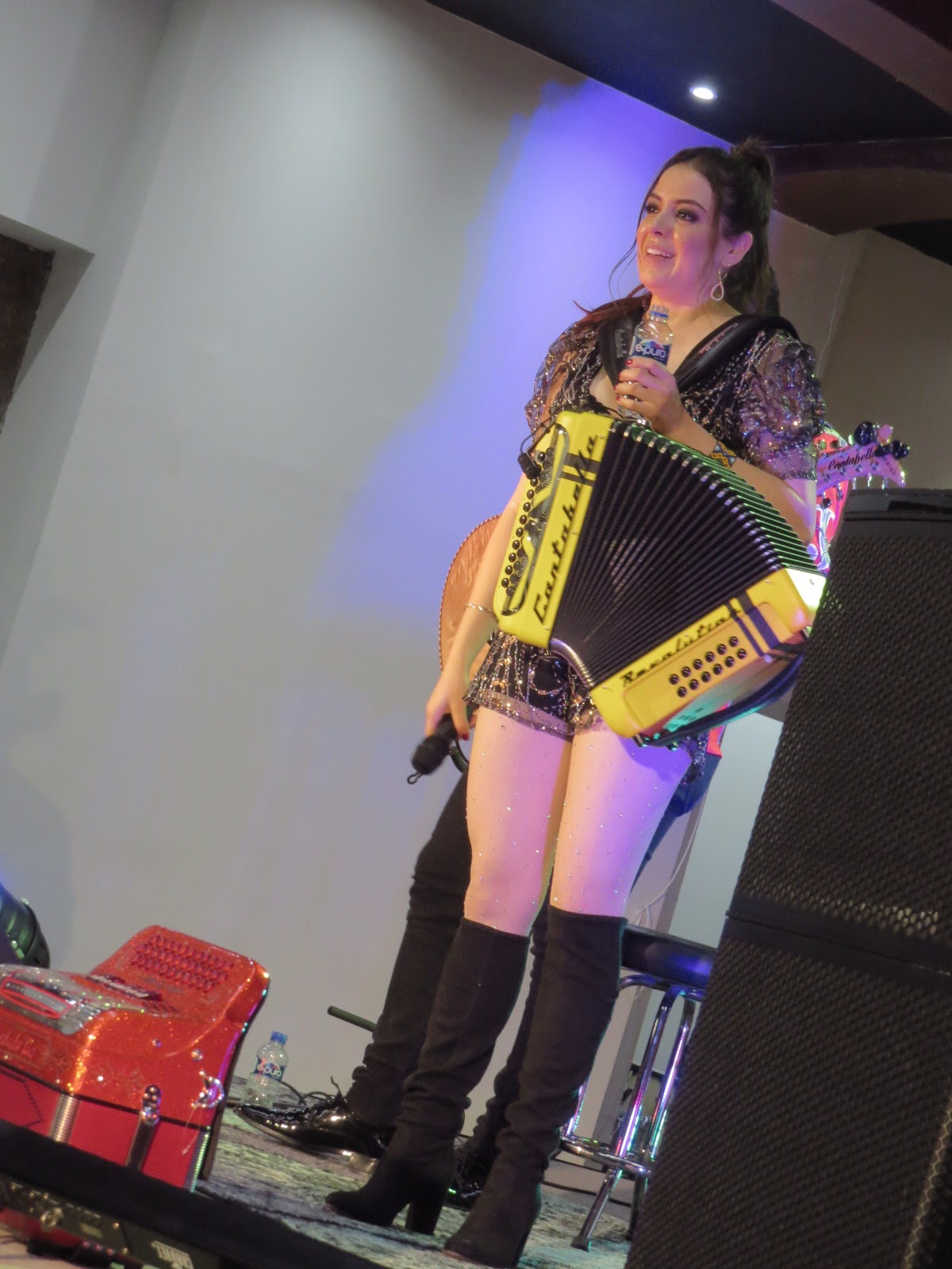 somos el espectador: JANETH VALENZUELA ESTALLIDO DE EXITO CON ACORDEON