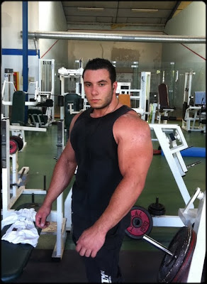 LA PERFECTION FAITE HOMME: LORENZO BECKER 01